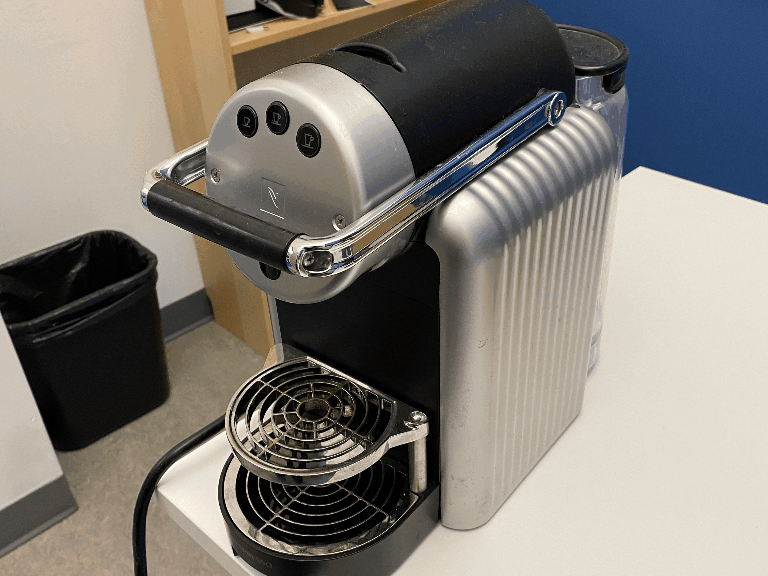 Machine à café* | Encan de la pendaison de crémaillère du 1047 ...