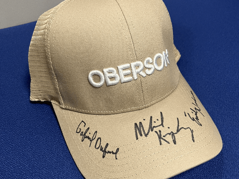 Casquette beige Oberson signée par Mikaël Kingsbury, Émile Nadeau et ...