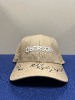 Casquette beige Oberson signée par Mikaël Kingsbury, Émile Nadeau et ...