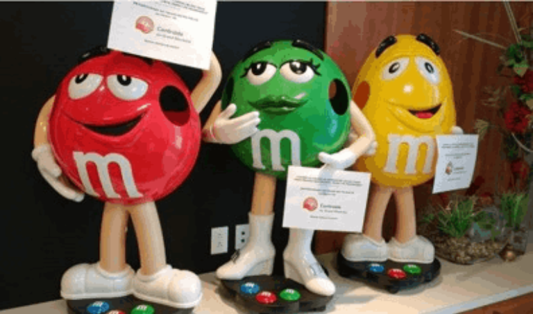 🍫 Bonhomme M&M avec bonbons - Rouge #1 🔴 | Encan Virtuel Centraide 2023 ...