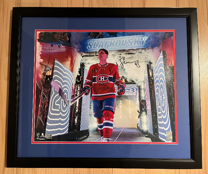 Cadre photo autographié par Juraj Slafkovský offert par BI-SPORTS ...