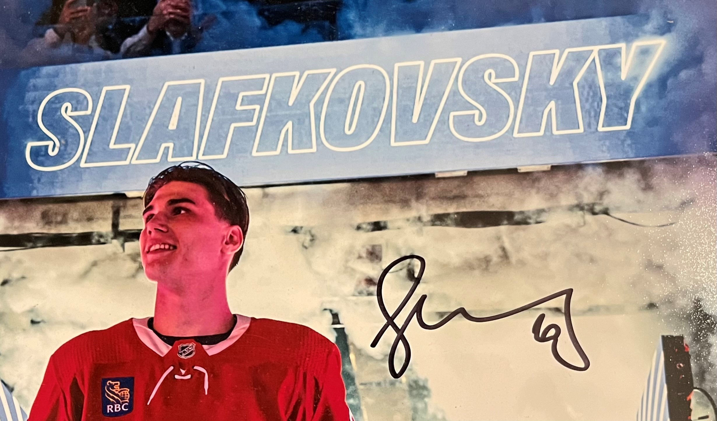 Cadre photo autographié par Juraj Slafkovský offert par BI-SPORTS ...