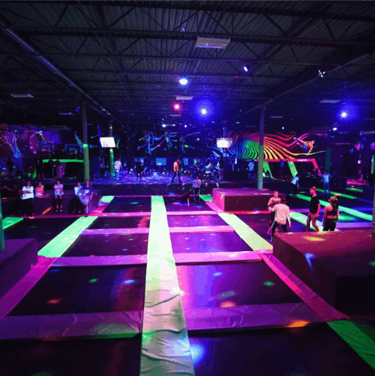 Forfait de fête Élite pour 10 sauteurs au iSaute, centre de trampoline ...